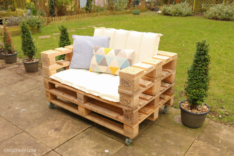 How to DIY an outdoor sofa from pallets