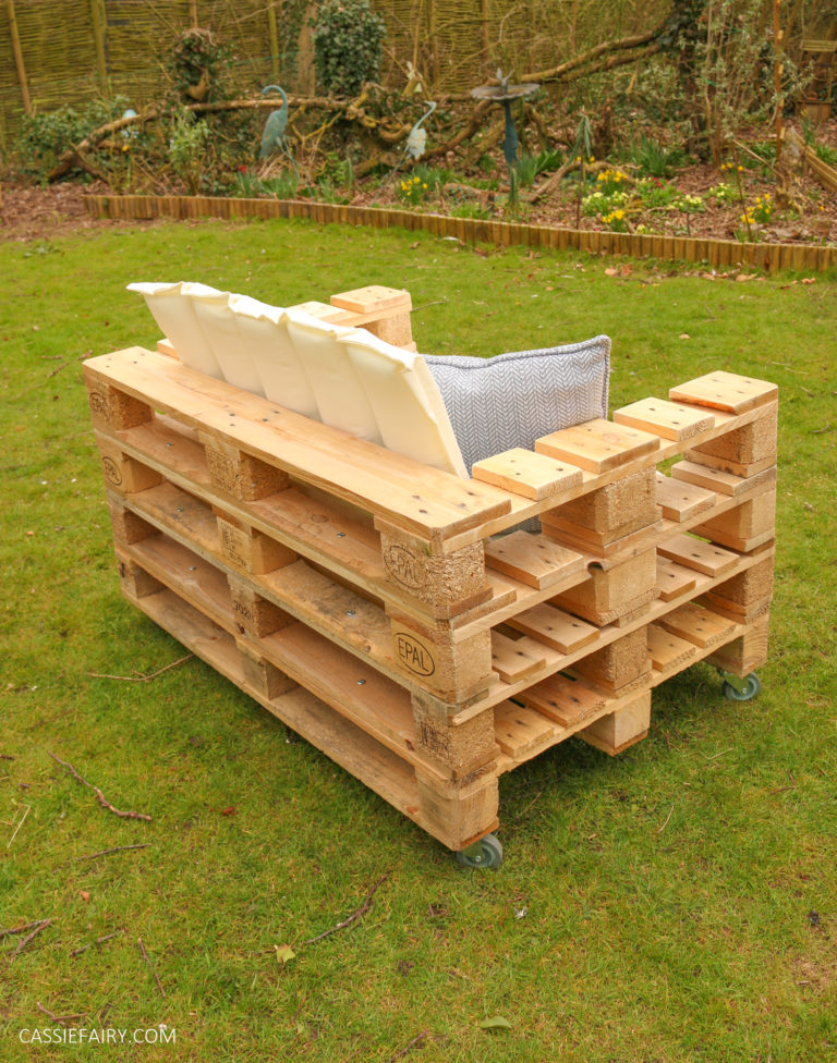 How to DIY an outdoor sofa from pallets