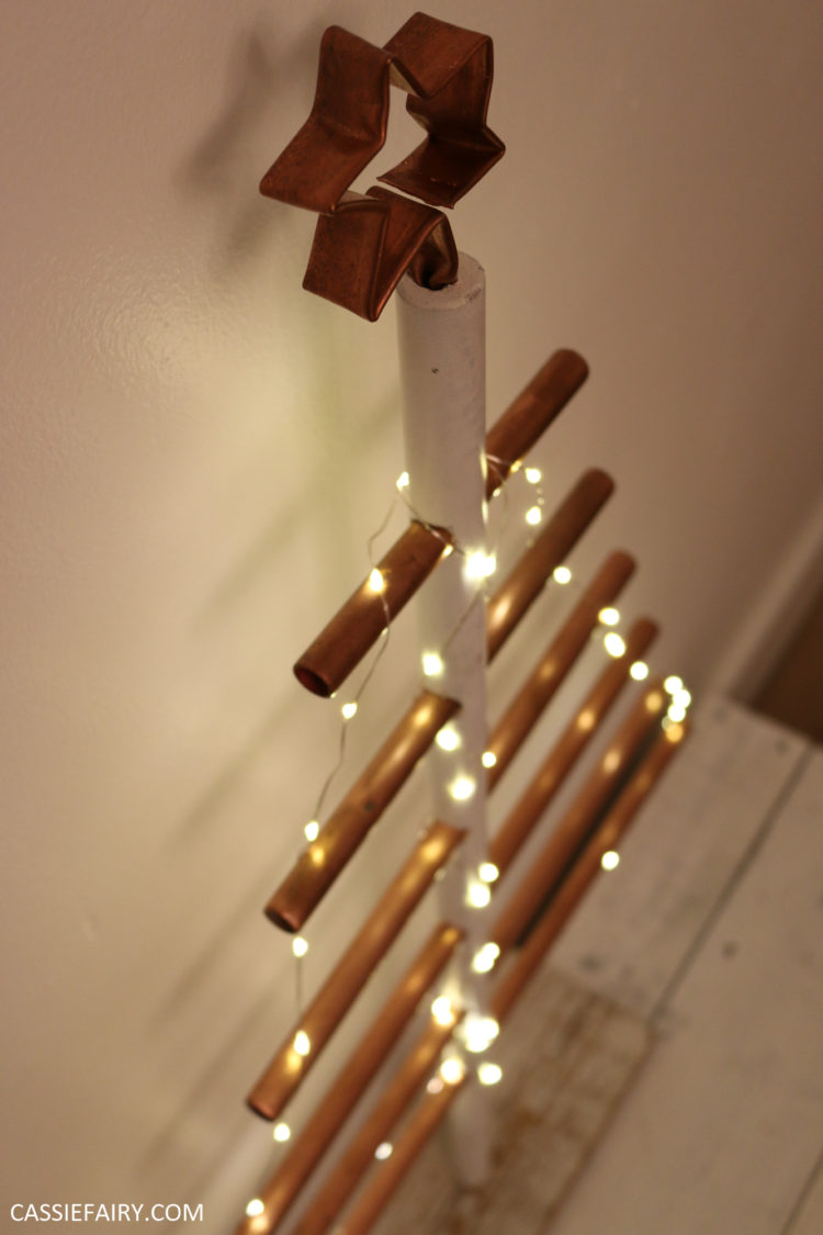 How to DIY a space-saving Christmas tree with copper pipe & pallet wood ...