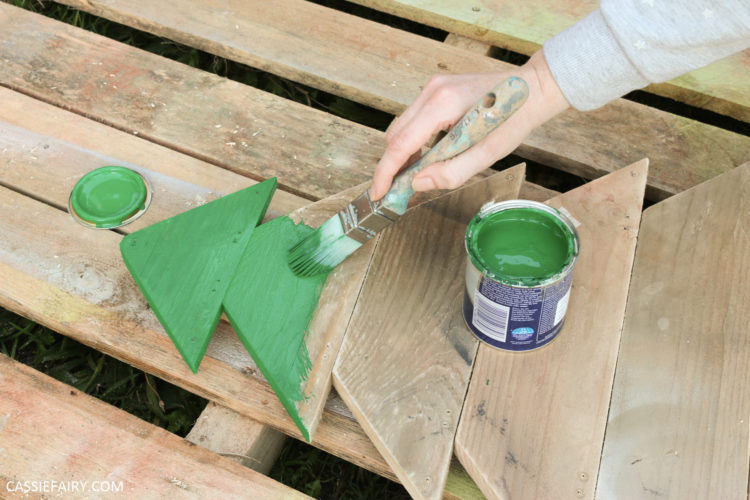 How to DIY a light-up neon Christmas tree using an old pallet & EL wire ...