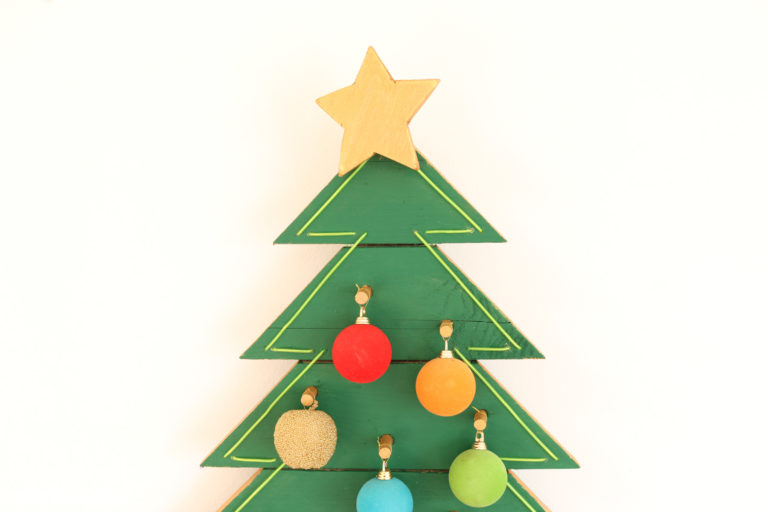 How to DIY a light-up neon Christmas tree using an old pallet & EL wire ...