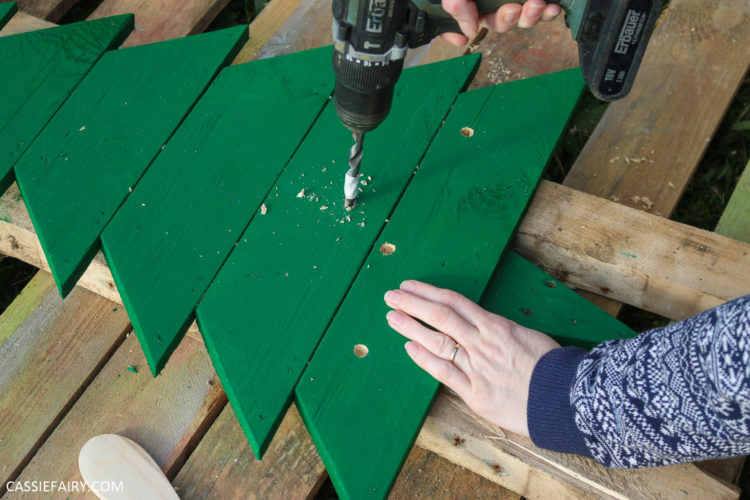 How to DIY a light-up neon Christmas tree using an old pallet & EL wire ...