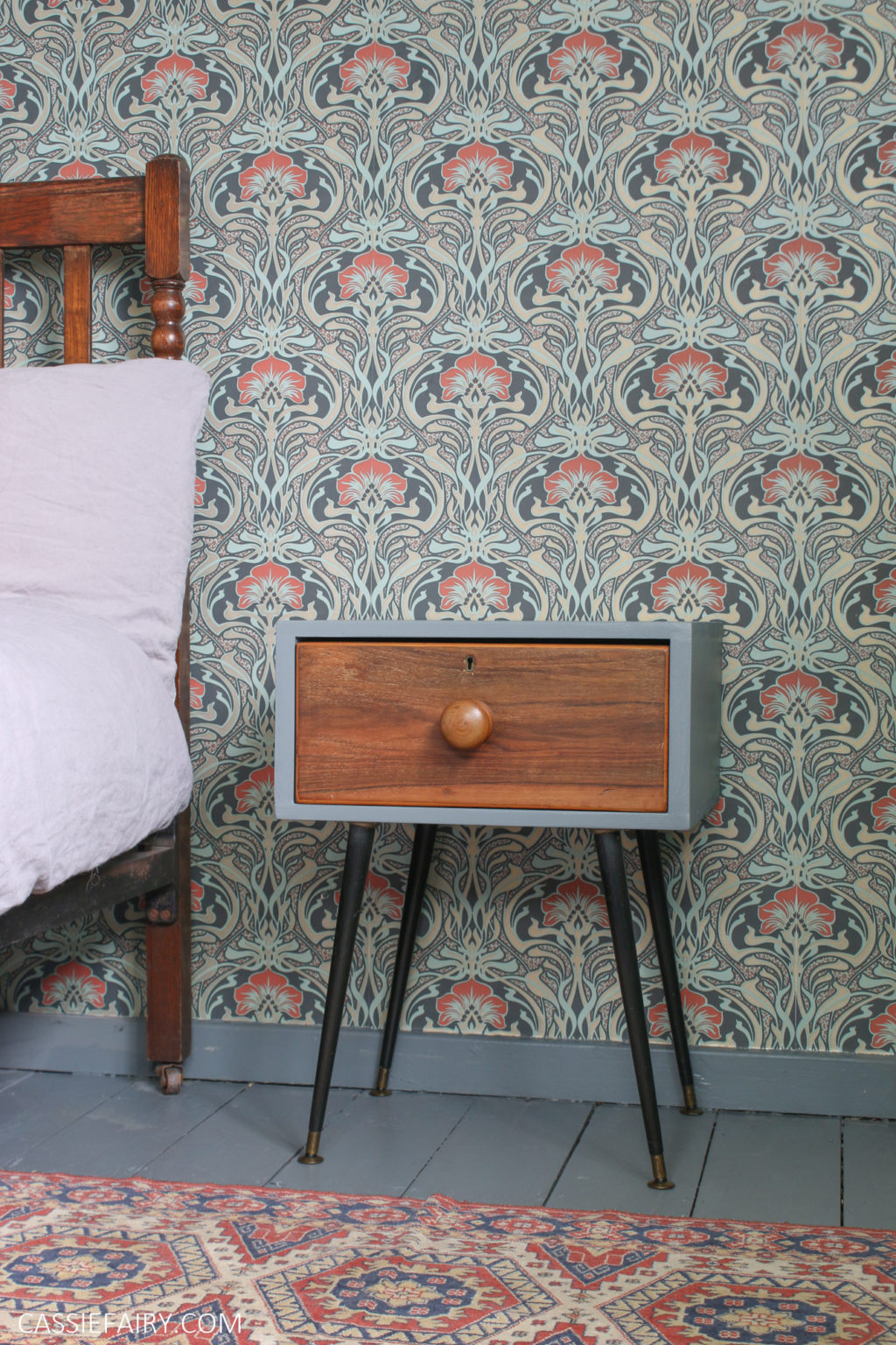 Step-by-step upcycling DIY: Turn broken drawers into bedside tables ...