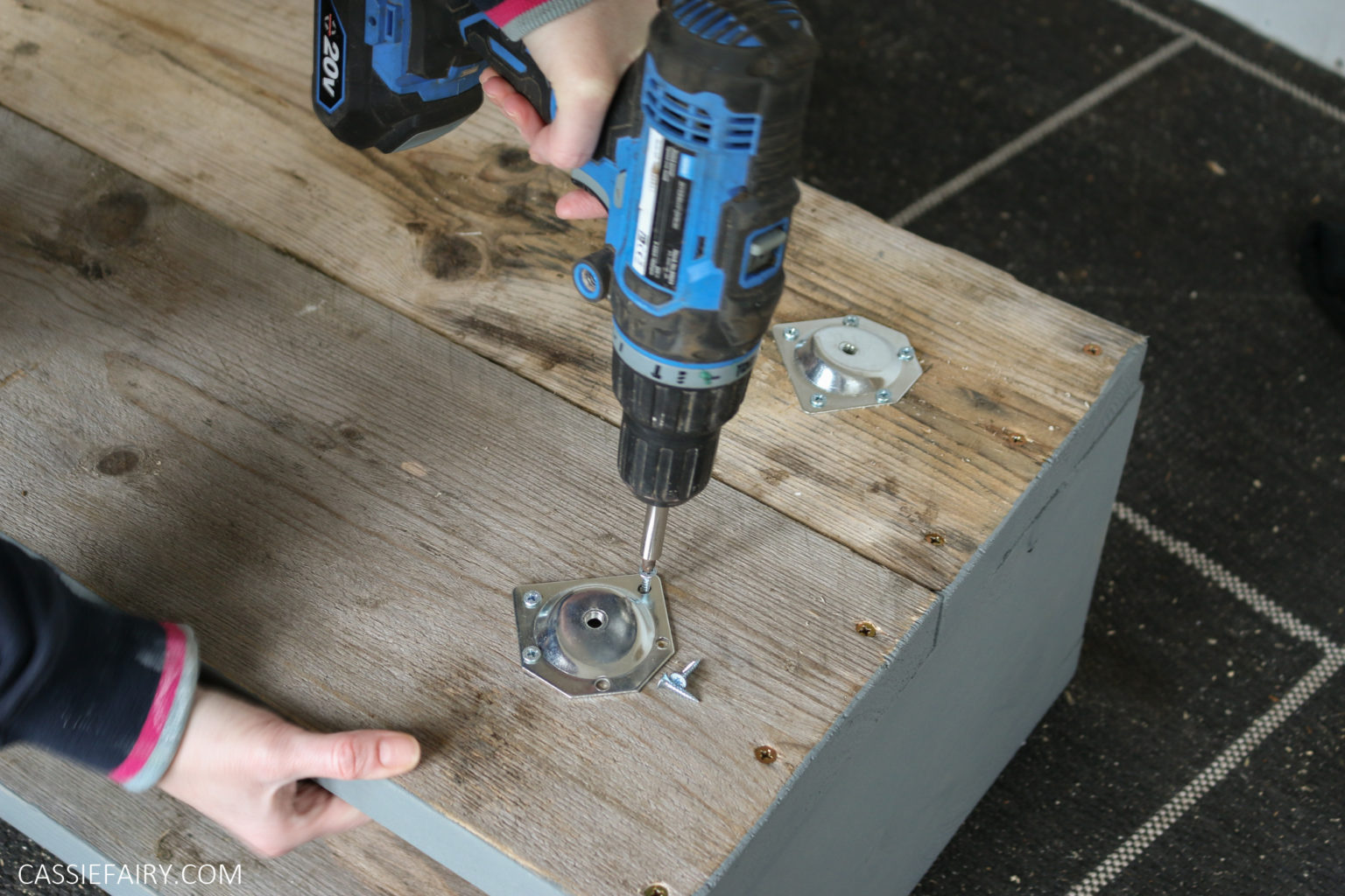 How to turn an old drawer & scaffold boards into a DIY desk or hallway ...