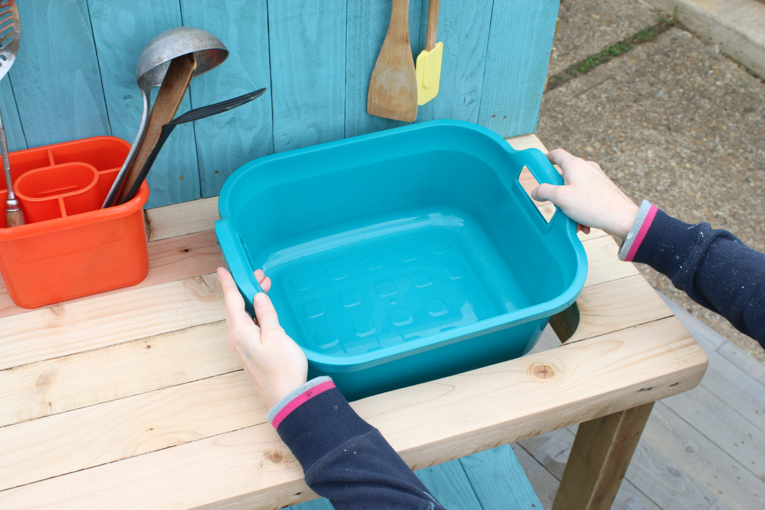 How to DIY an outdoor mud kitchen from pallet wood | My Thrifty Life by ...