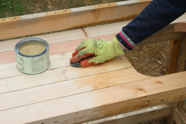 How to DIY an outdoor mud kitchen from pallet wood | My Thrifty Life by ...