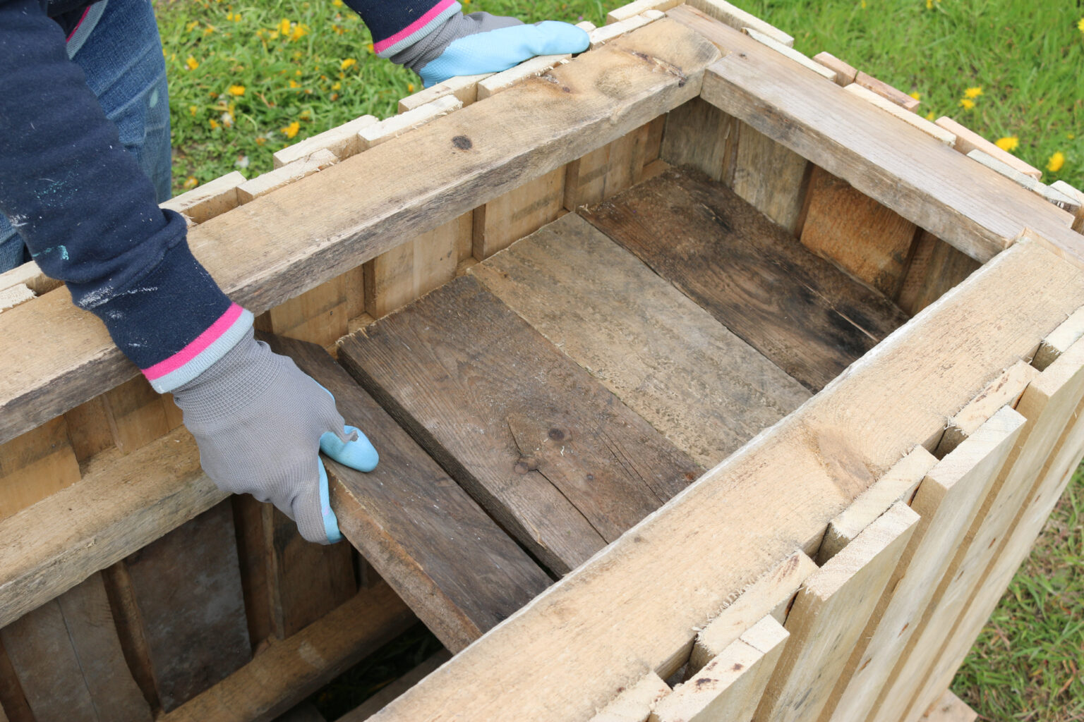 How to DIY a planter and privacy screen from pallets