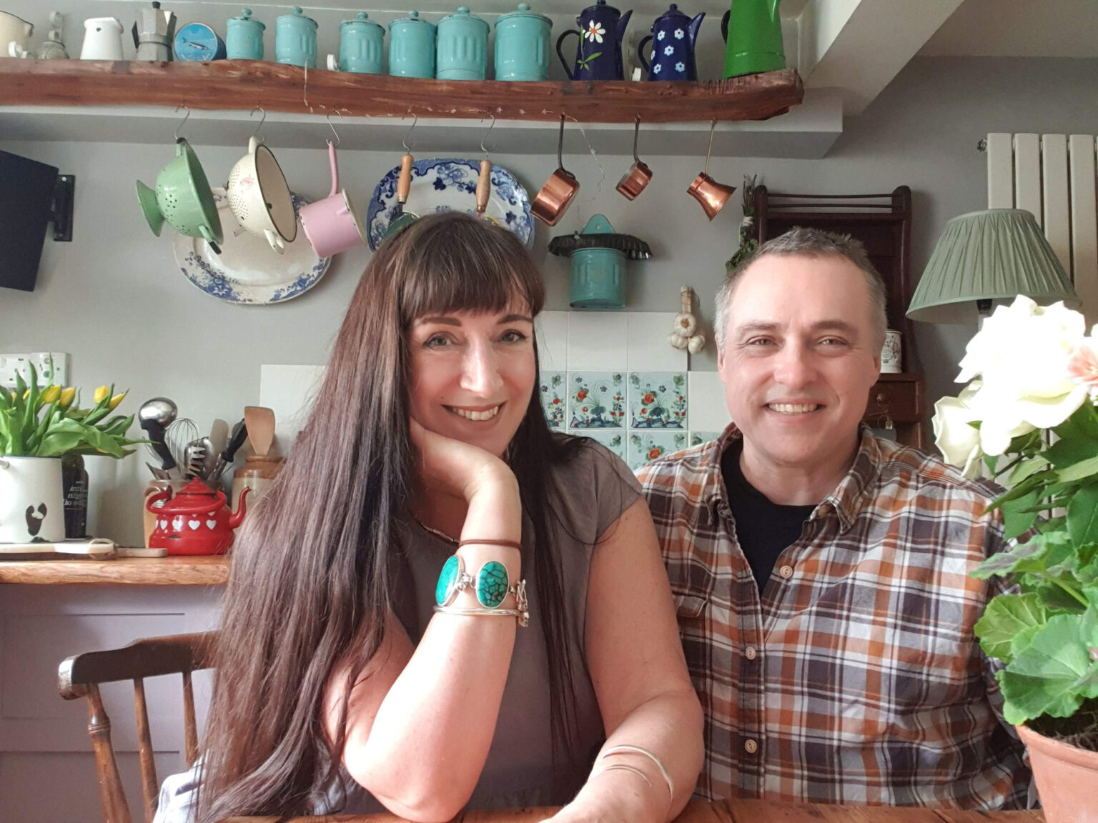 Home tour of a cosy country cottage with plenty of springtime style