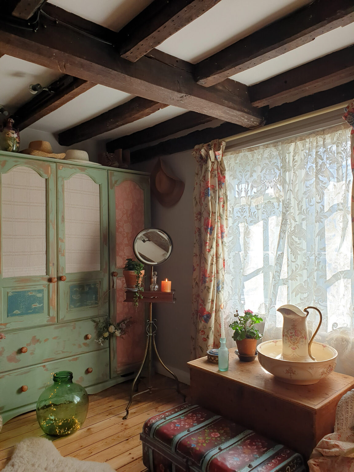 Home tour of a cosy country cottage with plenty of springtime style