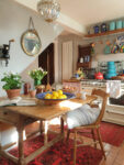 Home tour of a cosy country cottage with plenty of springtime style