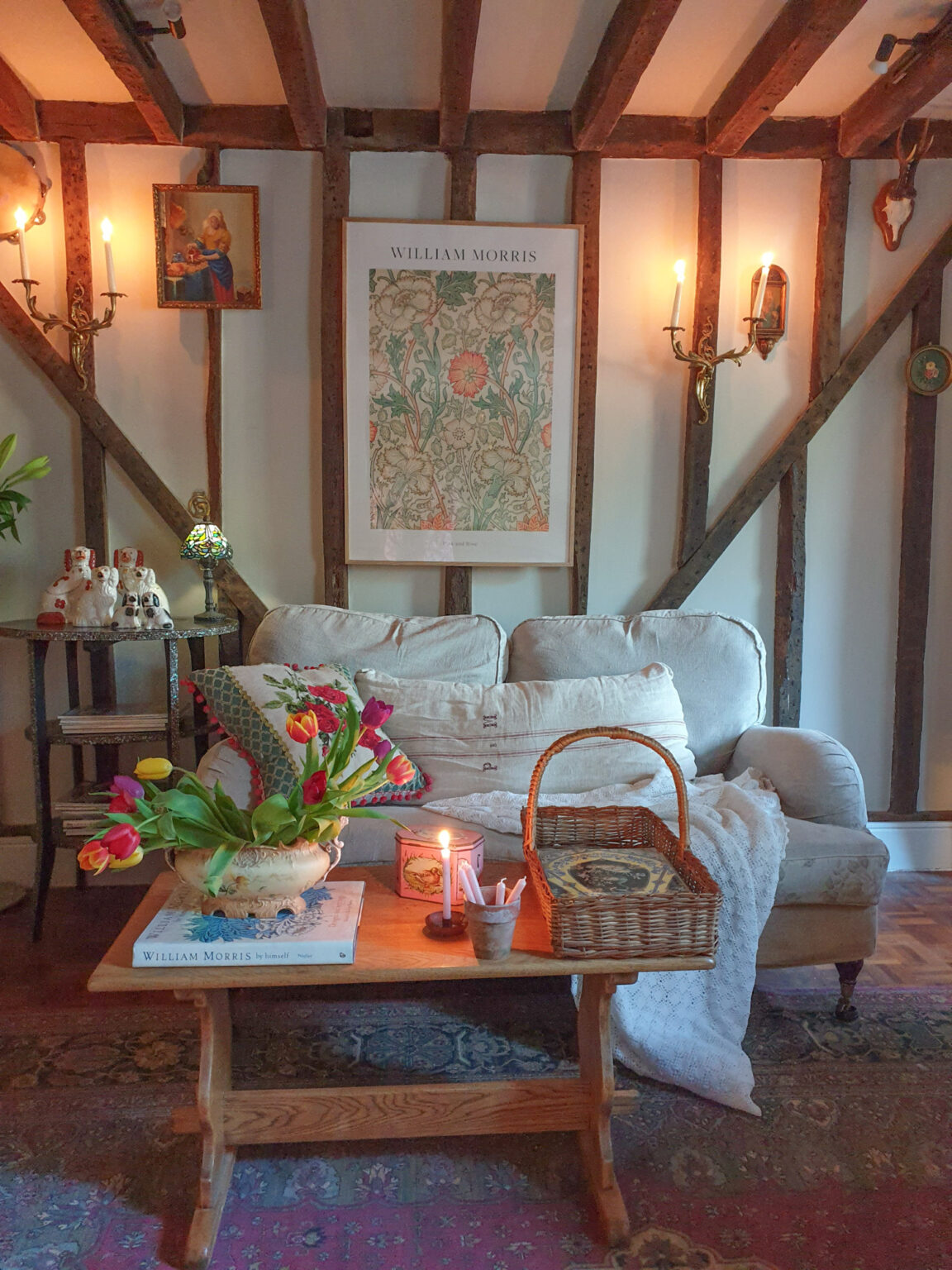 Home tour of a cosy country cottage with plenty of springtime style