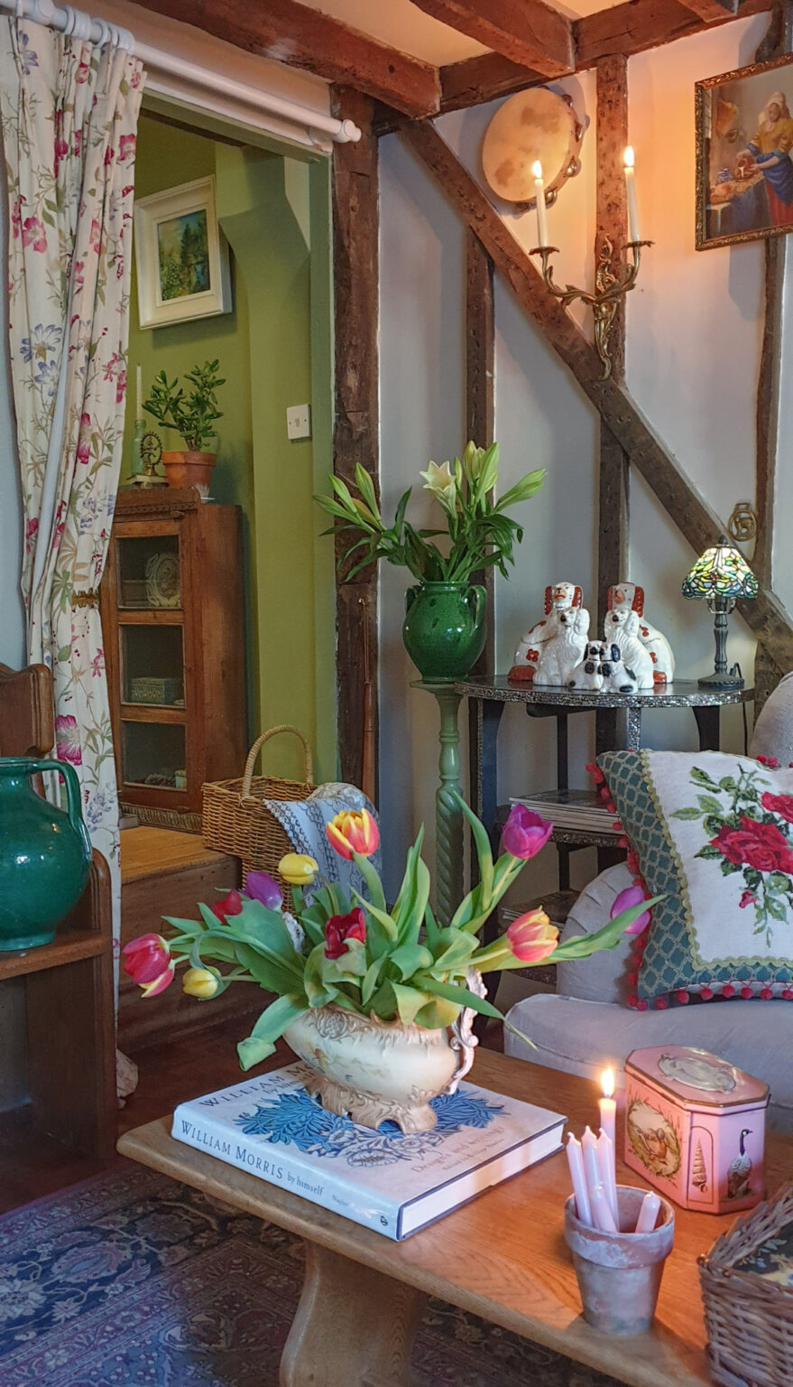 Home tour of a cosy country cottage with plenty of springtime style