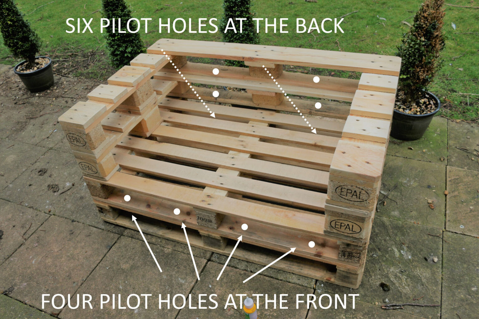 How to DIY an outdoor sofa from pallets