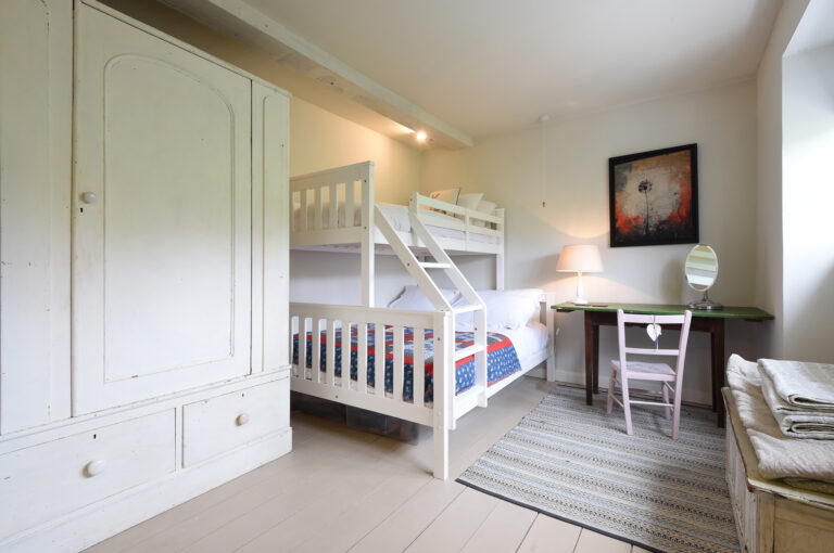 Home tour of @BeatenGreen's cosy Cornish cottage