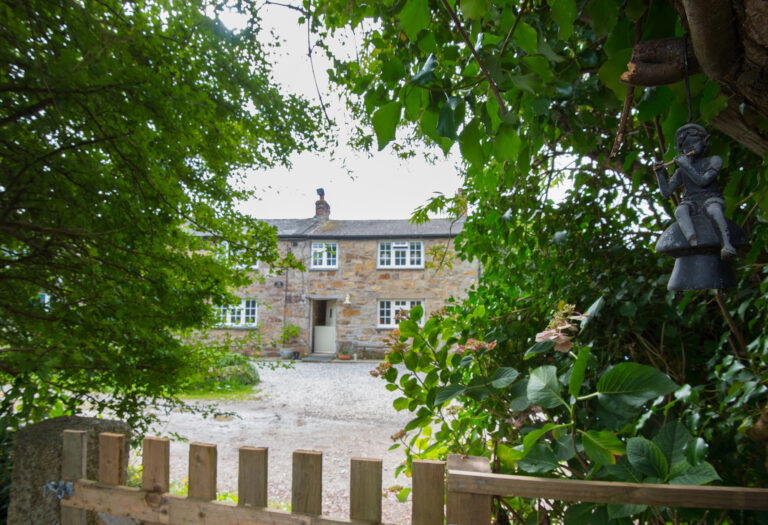 Home tour of @BeatenGreen's cosy Cornish cottage