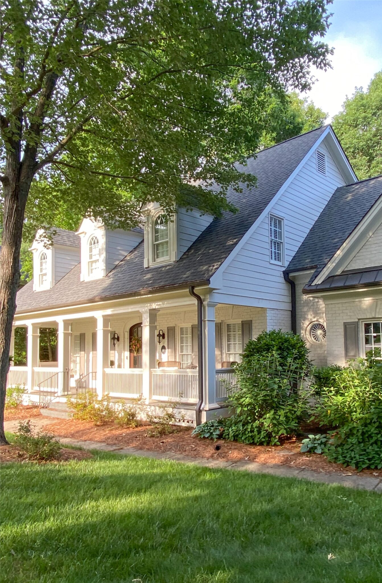 Home tour of Southern Charm Cottage + how to create an art-filled ...