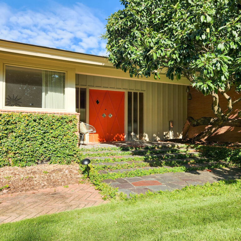House tour of a 1957 Mid-Century Modern single-storey home by architect ...