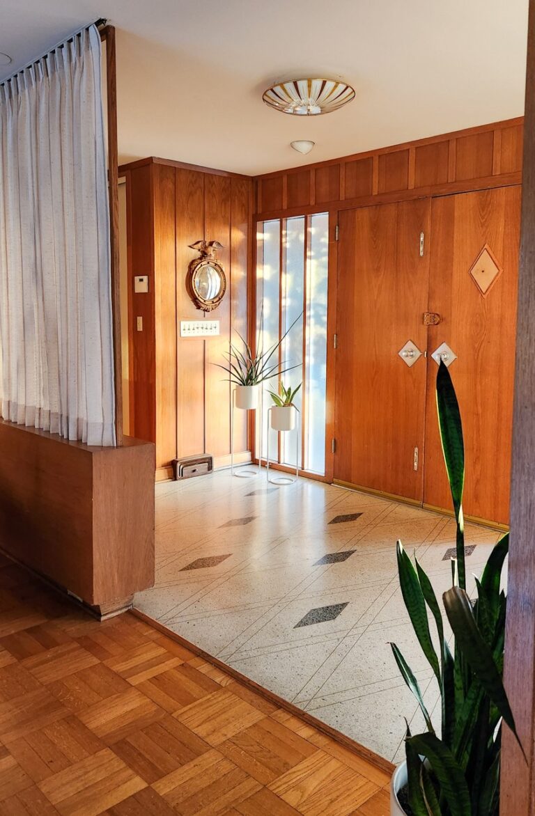 House tour of a 1957 Mid-Century Modern single-storey home by architect ...