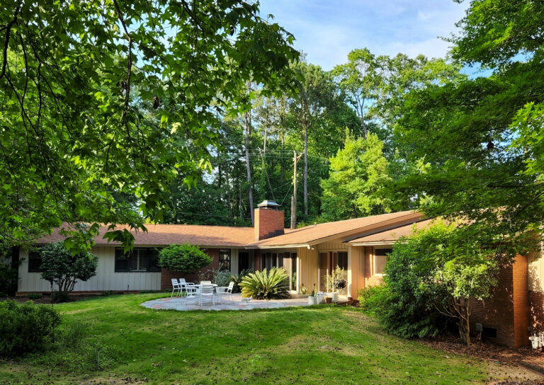 House tour of a 1957 Mid-Century Modern single-storey home by architect ...